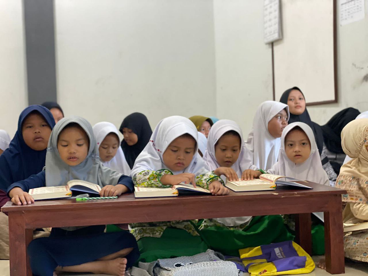 Bantuan Mushaf Al-Qur'an untuk Ponpes Al-Qudsiyah Cirebon - Yayasan Takrimul Quran