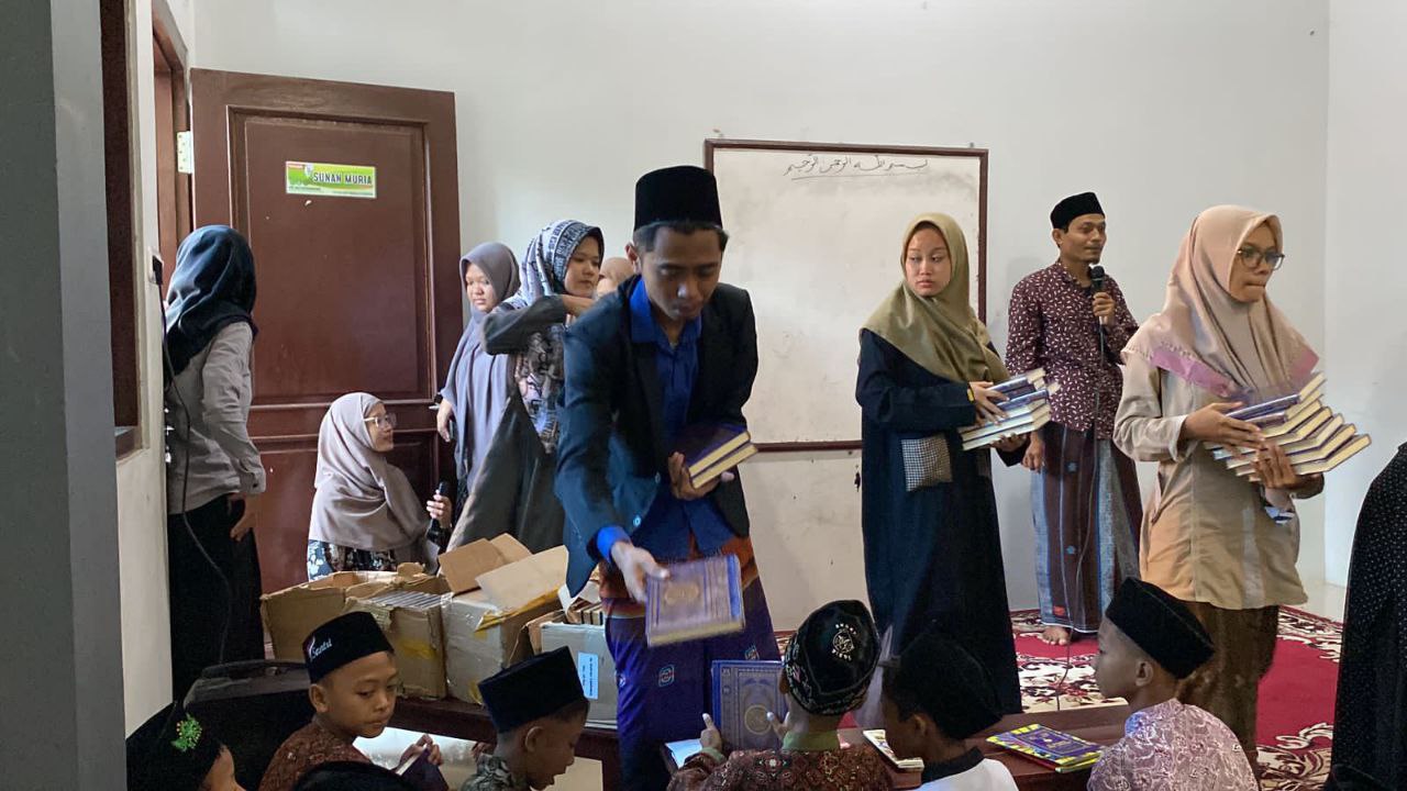 Bantuan Mushaf Al-Qur'an untuk Ponpes Al-Qudsiyah Cirebon - Yayasan Takrimul Quran