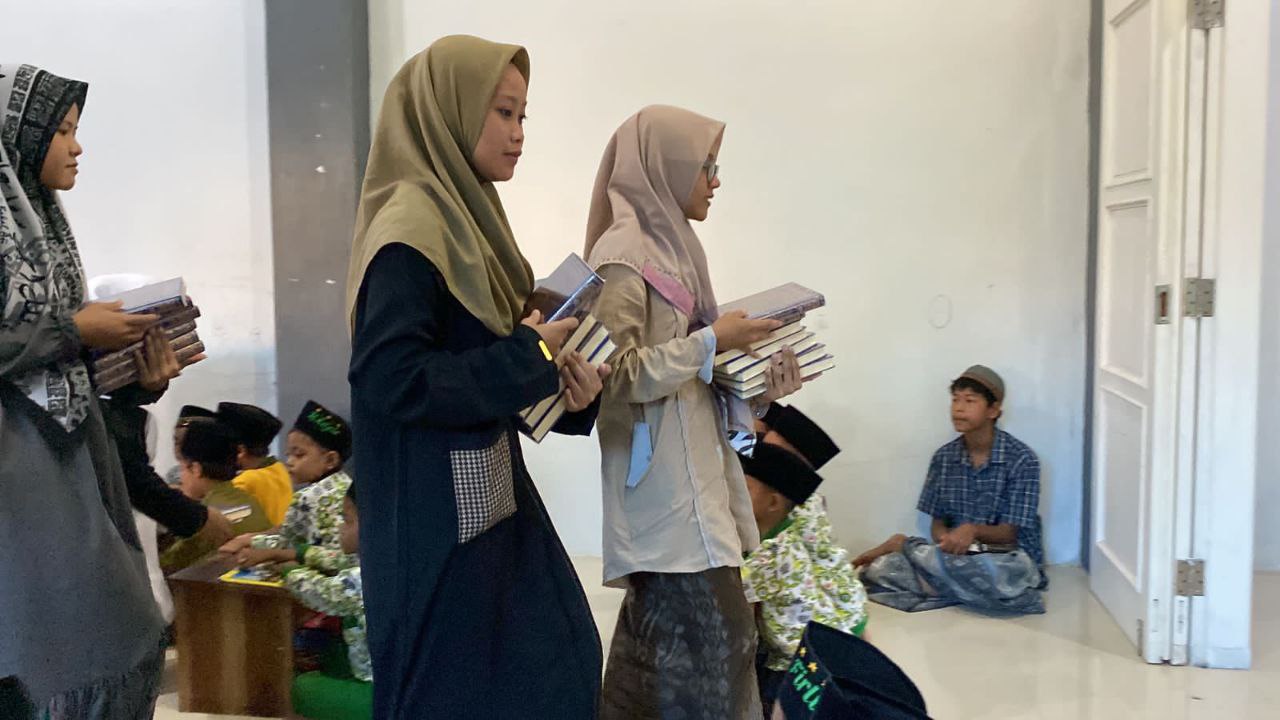 Bantuan Mushaf Al-Qur'an untuk Ponpes Al-Qudsiyah Cirebon - Yayasan Takrimul Quran