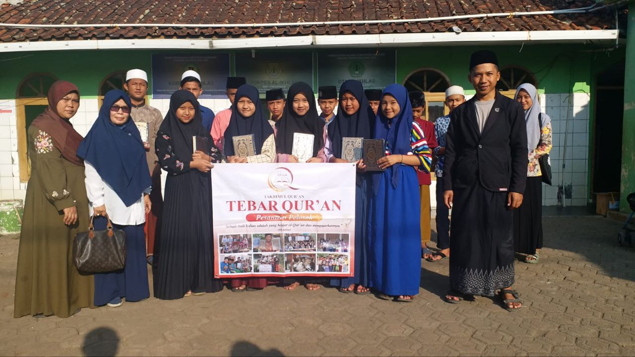 Penyaluran Bantuan Mushaf al-Qur'an oleh Yataqu ke Ponpes Daarun Nashir - Yayasan Takrimul Quran